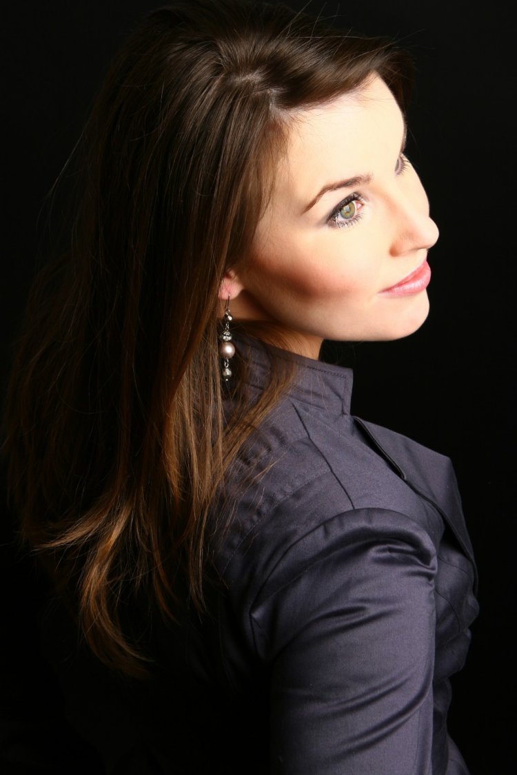 Anna Devin (Soprano) - Short Biography Anna Devin (Soprano) - Short Biography